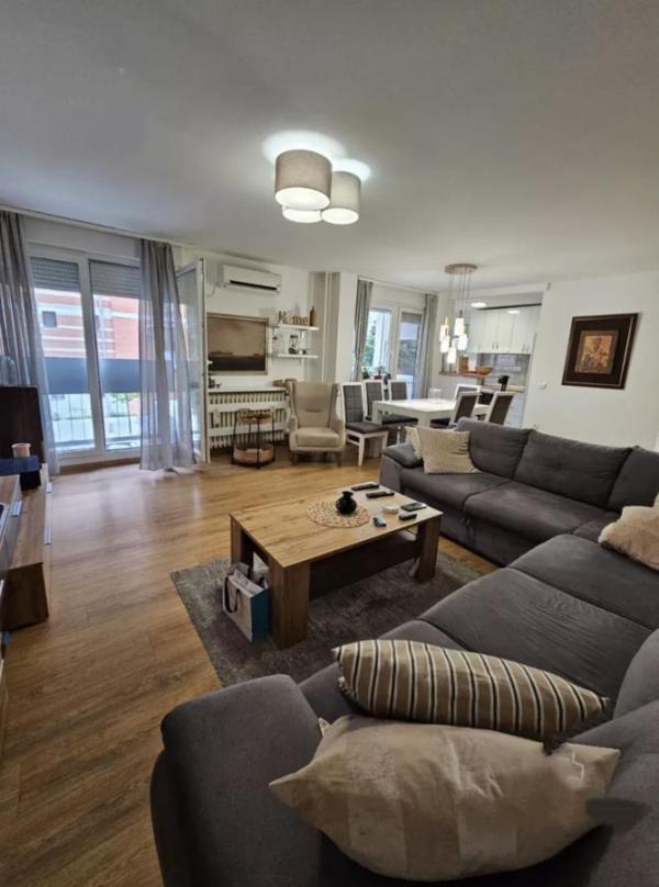Trosoban stan na prodaju, 76m2, 220.000€