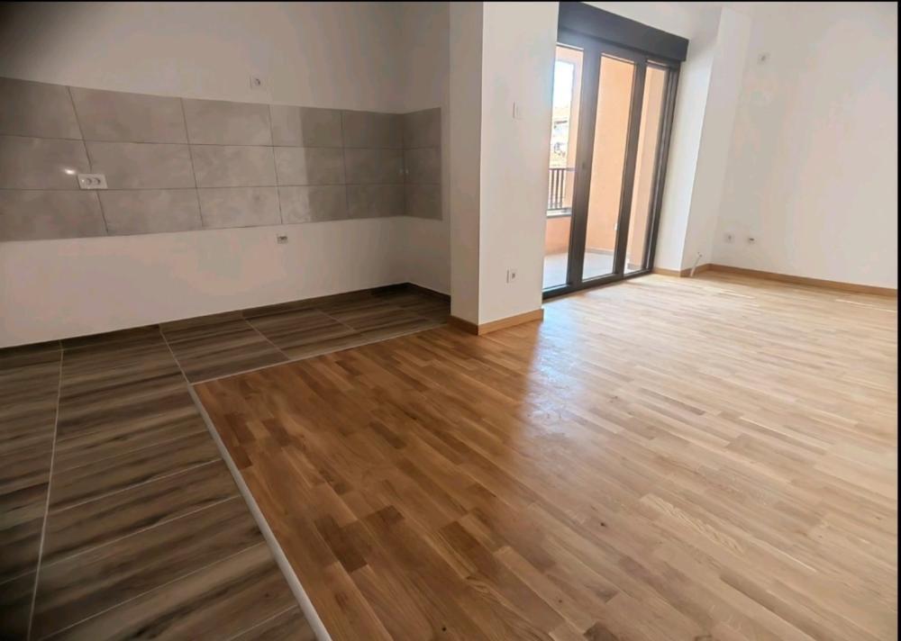 Centar, Troiposoban stan na prodaju, 79m2, 185.700€