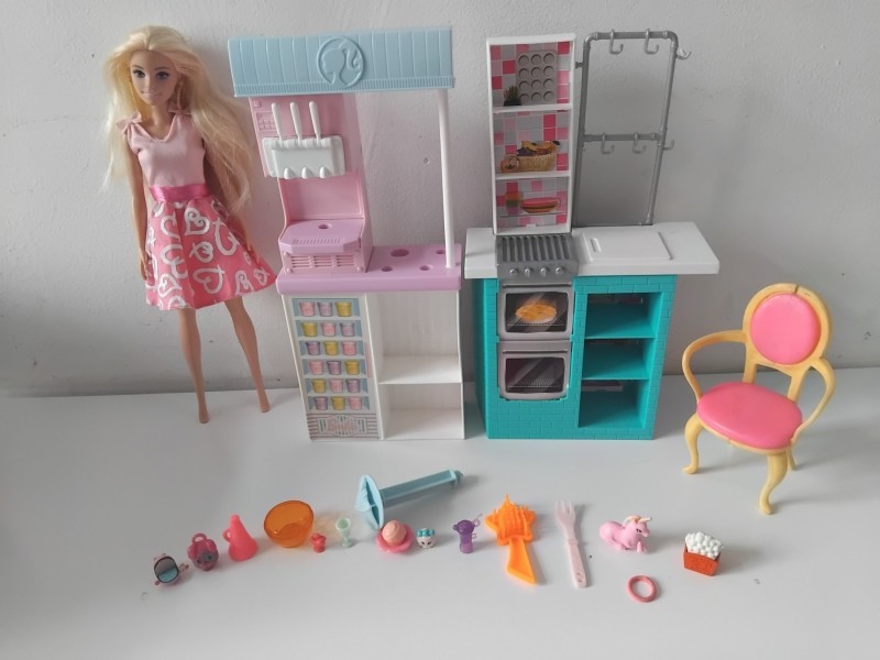 Barbie mattel lutka I kuhinjica i sitnice