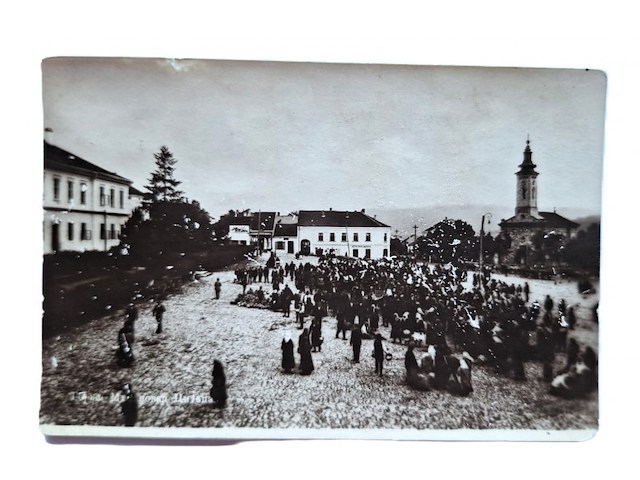 Majdanpek, Glavni trg i crkva Svetih apostola Petra i P