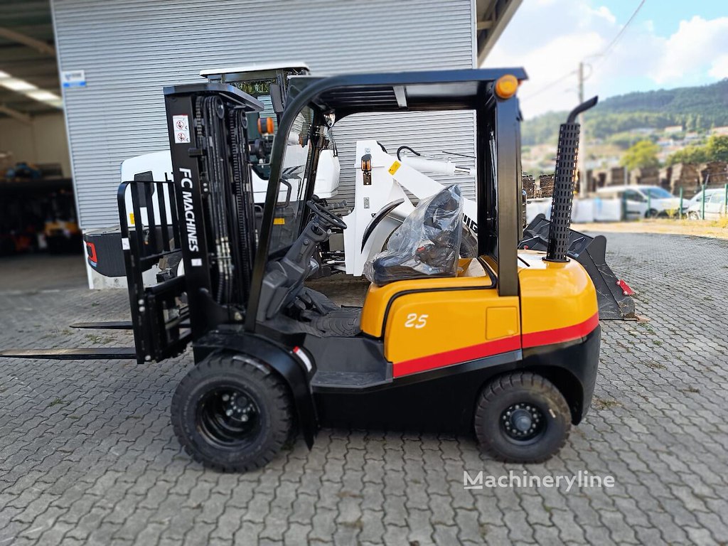 Novi Mitsubishi CPCD25 triplex 4.50 mt 3 funções dizel viljuškar