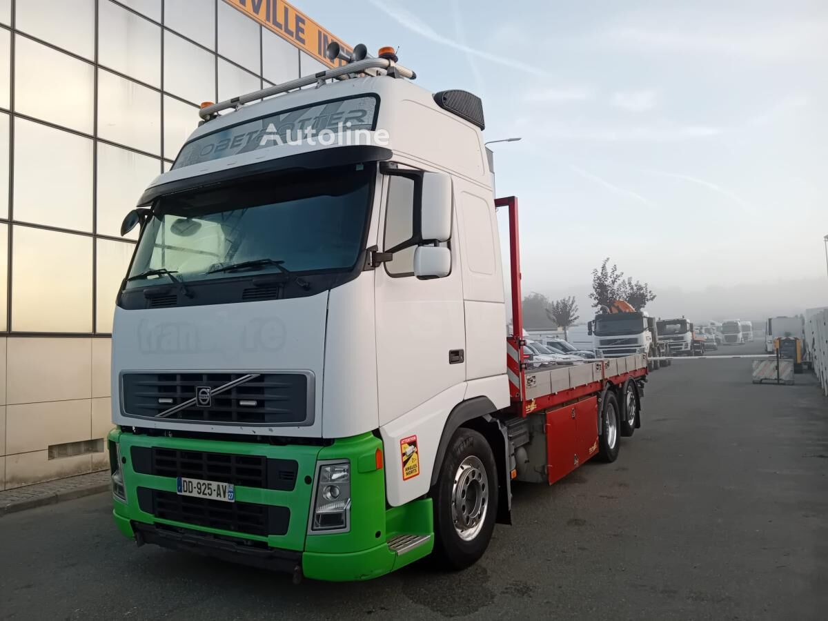 Volvo FH kamion s ravnom platformom