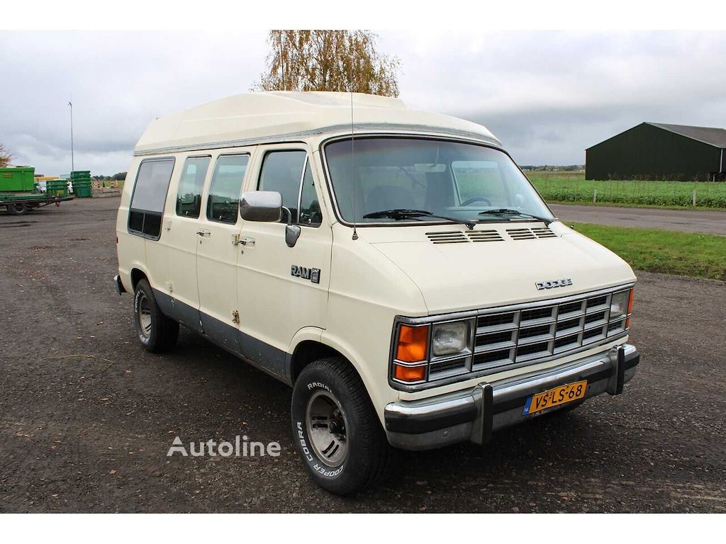 Prodaje se Dodge V8 LPG minibus furgon na aukciji