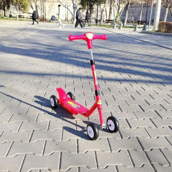Trotinet dečiji crveni