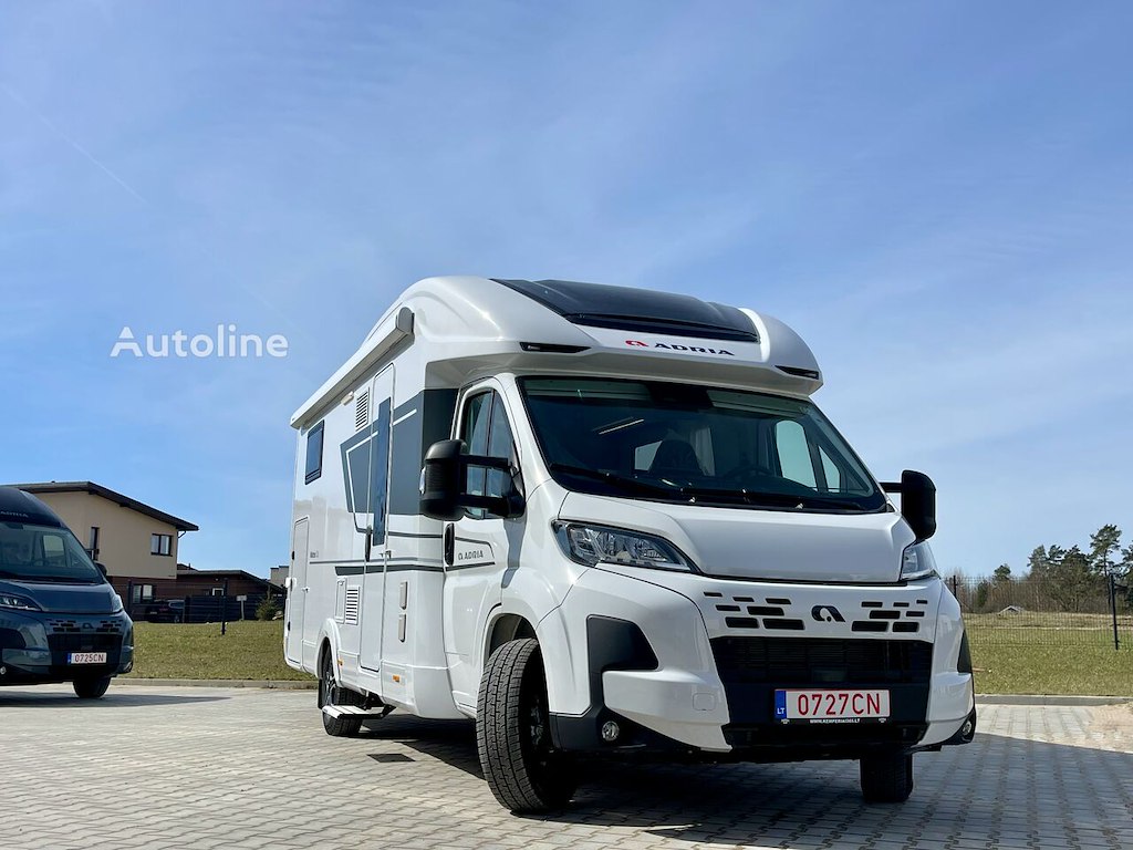 Novi Adria Matrix 670 SL poluintegrisani kamper
