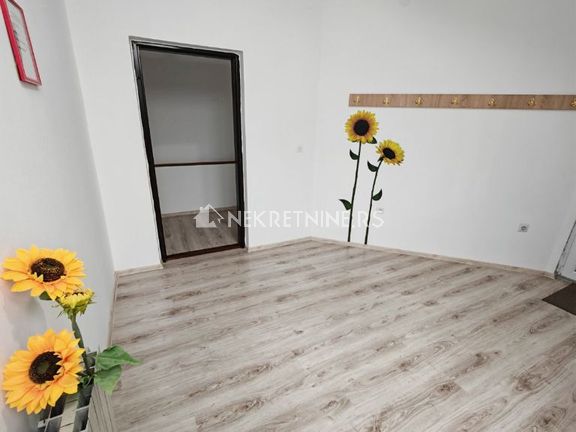 Na prodaju stambeno-poslovni prostor u centru Inđije, površine 174m²