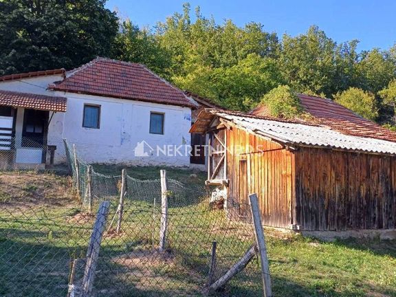 Kuća na prodaju sa obradivom zemljom