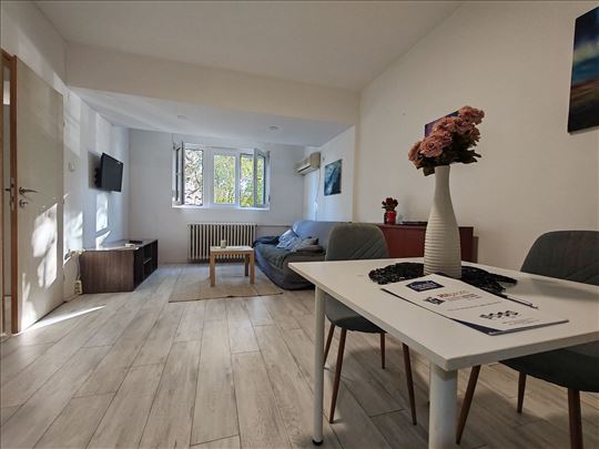 Šarmantan stan na Banjici, 42m2,oaza mira!