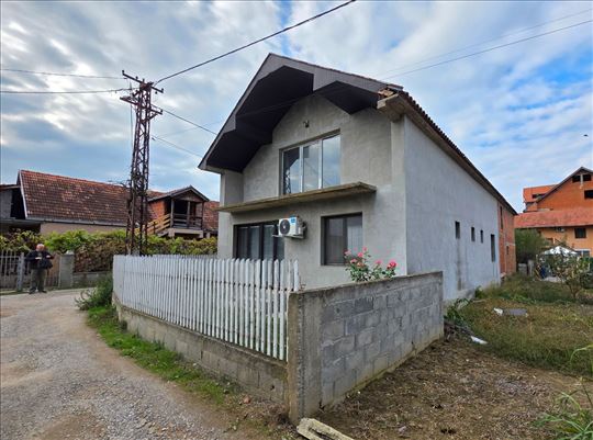 Veća porodična kuća u mirnom delu grada