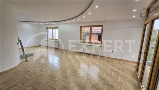 Izdaje se poslovna zgrada na Ledenoj steni, 600m2