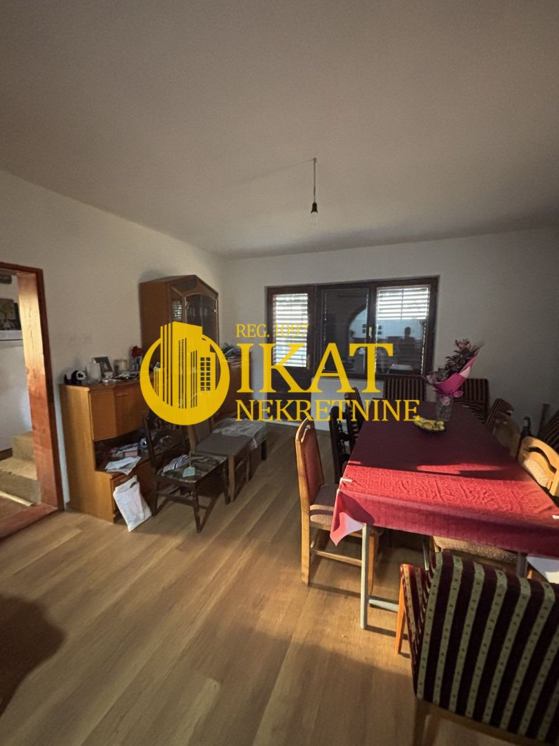 Ripanj, prostrani plac sa dve kuće 123m2 ID#4684 200.000 €