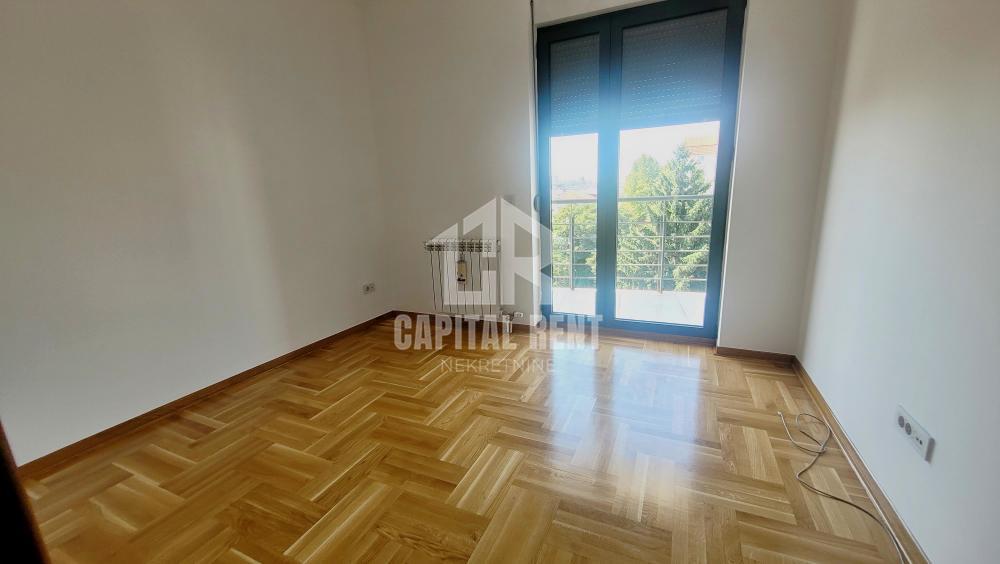Poslovni prostor sa garažom i 2 parking mesta ID#1540 1.200 €