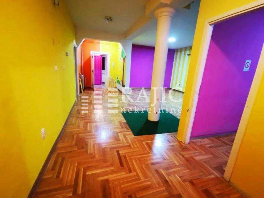 Medaković, Čedomilja Mitrovića, kuća, 520m2, 12+ #4354 3.700 €