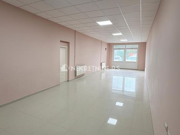 Izdavanje lokala Novi Sad – Prazan lokal 93m², dve prostorije, odlična lokacija Klisa, uračunati troškovi