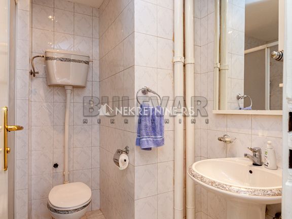 Izdaje se dvosoban stan u strogom centru grada, 1.5, Cg, II sprat