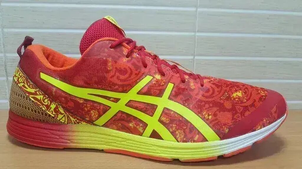 Asics Gel-Hyper Tri 2 (br.49) patike su u odličnom stanju kao što se