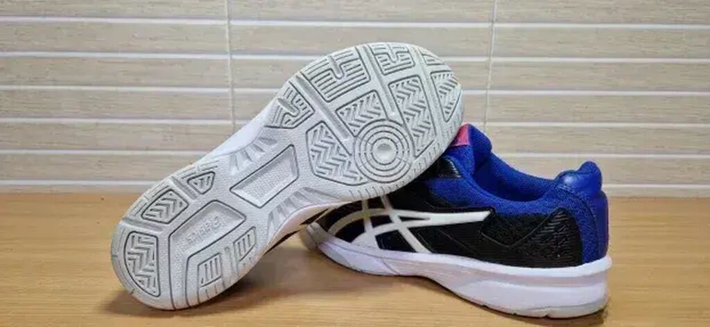 Asics Upcourt 3 (br.39,5) patike su u dobrom stanju kao što se vidi i
