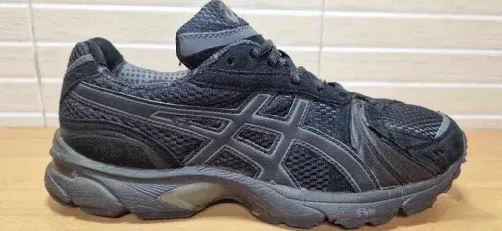 Asics Gel-Tech Walker (br.39) patike su u odličnom stanju, kao što se