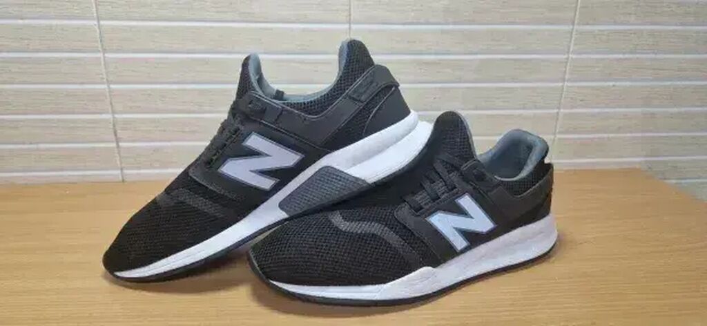New Balance 247 (br.45,5) patike su u odličnom stanju, kao što se vidi