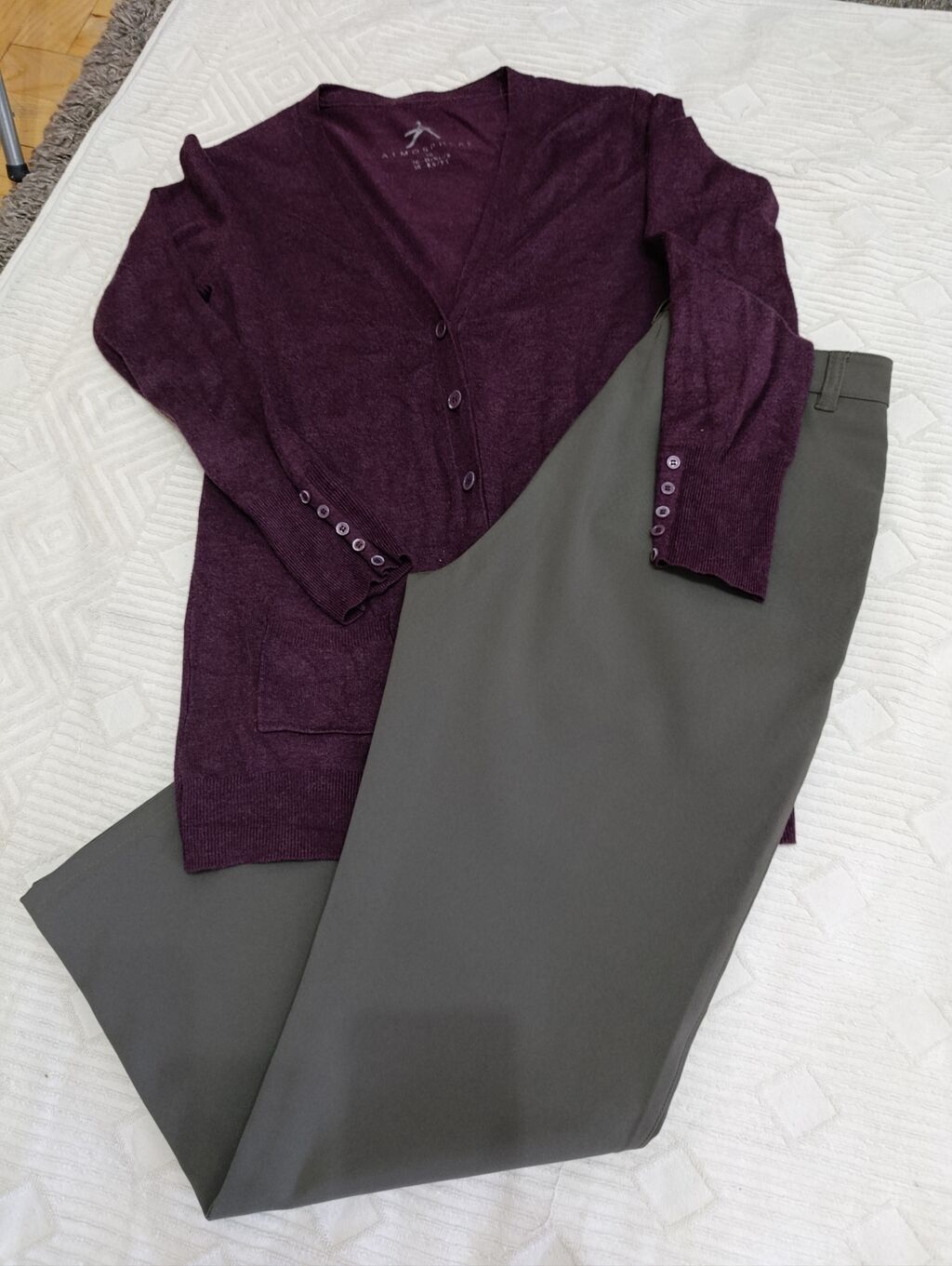 Esprit pantalone u kompletu sa burgundi kardiganom. M veličina