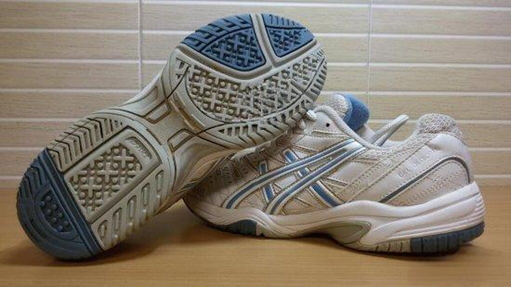 Asics Gel-Dedicate (br.39,5) patike su u solidnom stanju, kao što se