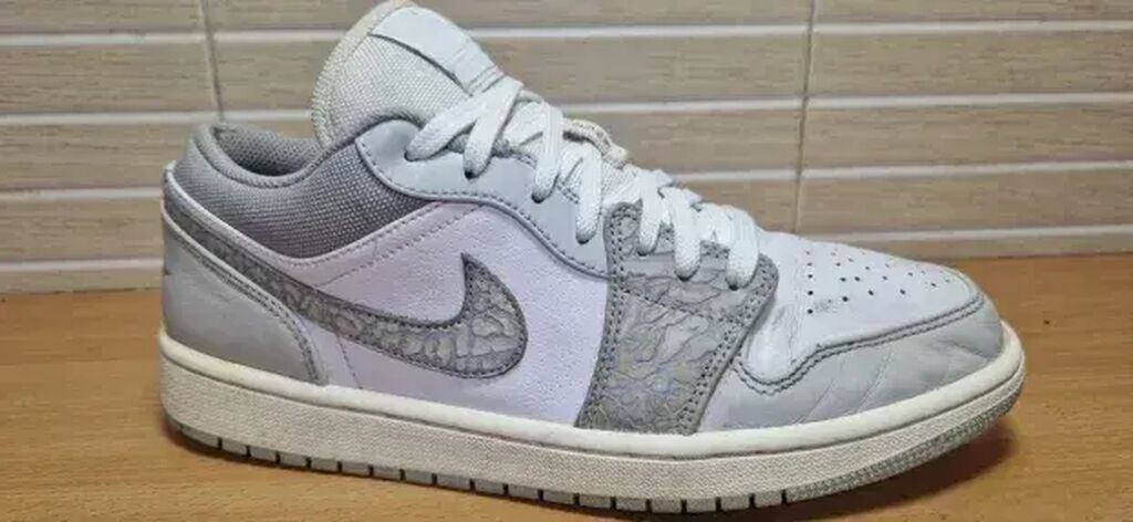 Nike Air Jordan 1 (br.44) patike su u odličnom stanju kao što se vidi