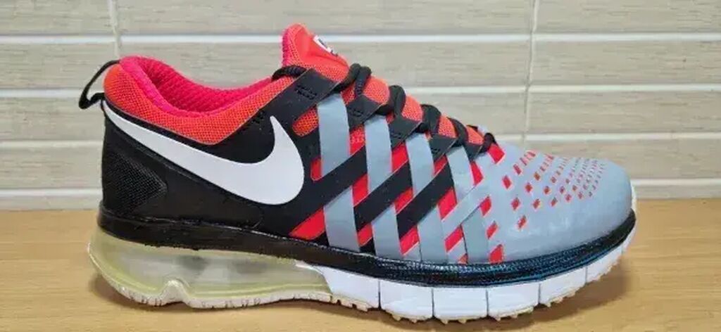 Nike Fingertrapmax (br.41) patike su u dobrom stanju, kao što se vidi