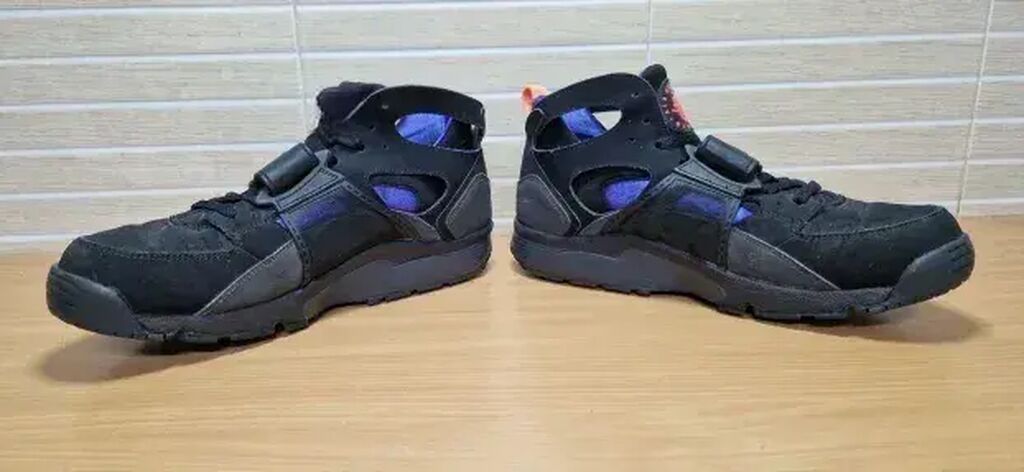 Nike Air Trainer Huarache (br.45) patike su u odličnom stanju, kao što