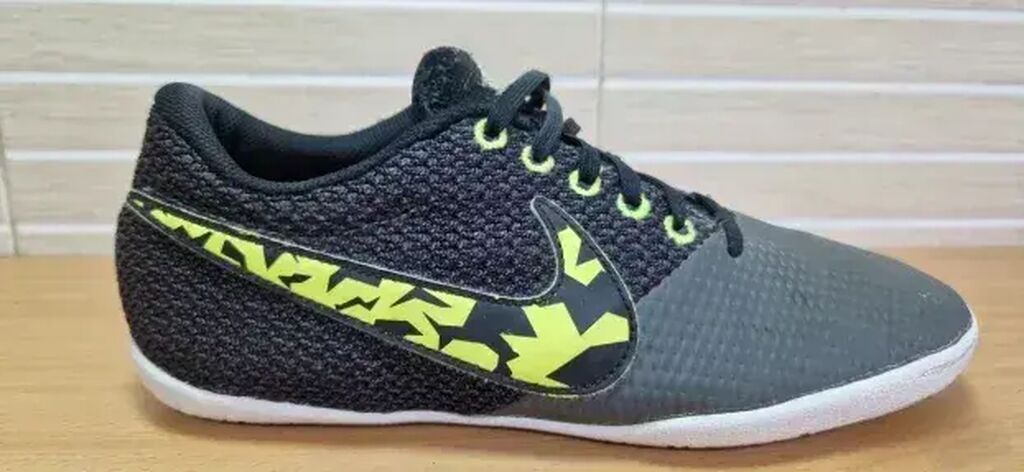 Nike Elastico Pro III (br.40) patike su u odličnom stanju, kao što se