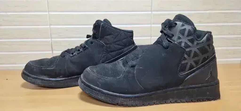 Nike Air Jordan 1 (br.39) patike su u dobrom stanju kao što se vidi i