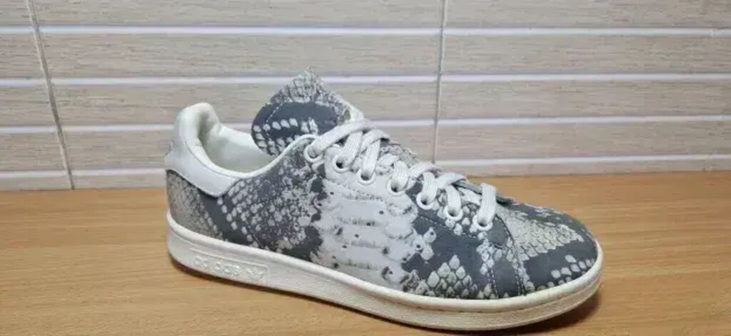 Adidas Stan Smith (br.38) patike su u odličnom stanju, kao što se vidi