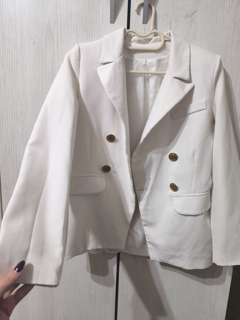 Elegantni beli ženski sako sa zlatnim dugmadima - Model: kratki