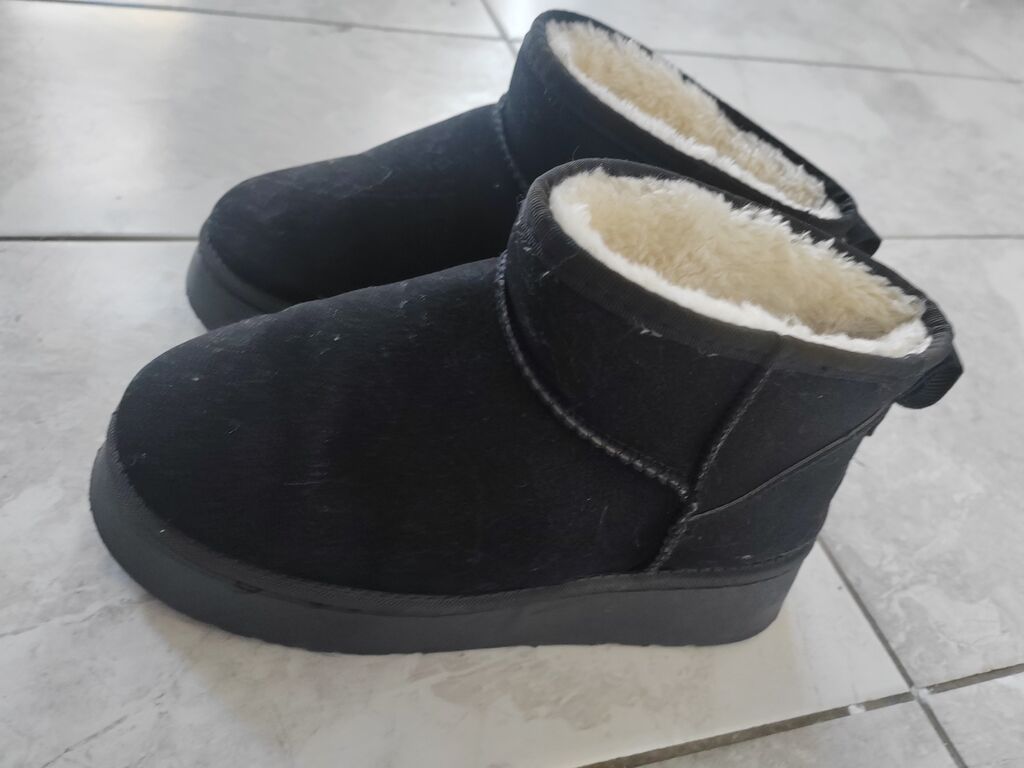 Crne zimske čizmice/ankle boots sa toplim krznastim postavom. -