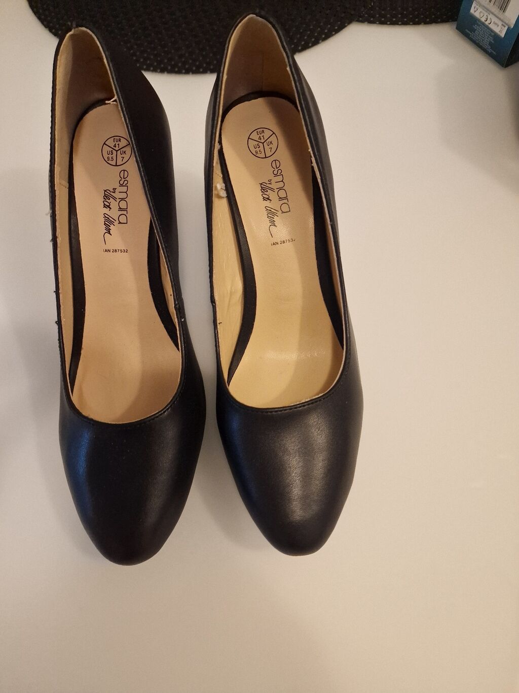Salonke, Esmara, 41