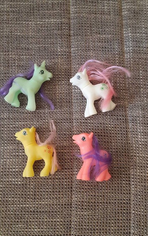 Set igračaka – 4 male figurice ponija - Materijal: plastika sa mekim