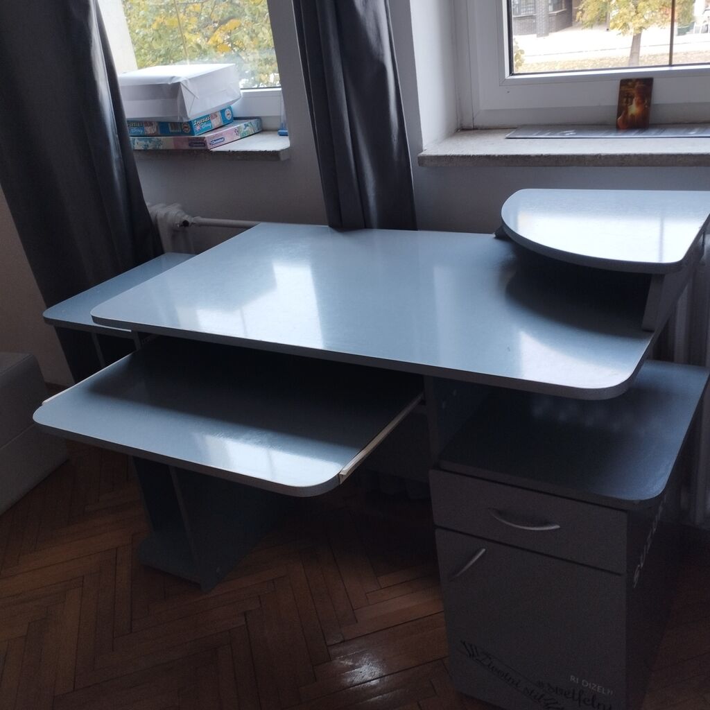 Radni,kompjuterski sto,sive boje,koristen. Cena 4000,stolica na