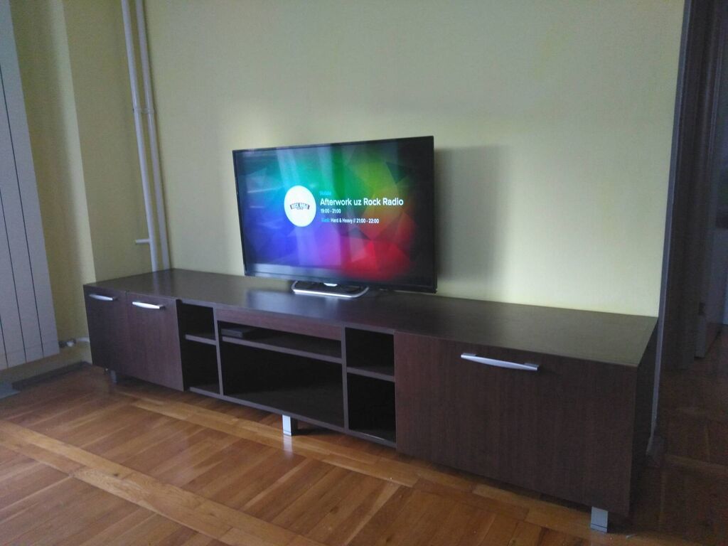 Prodajem komodu za TV, dimenzije: dužina 238 cm, širina 52 cm, visina