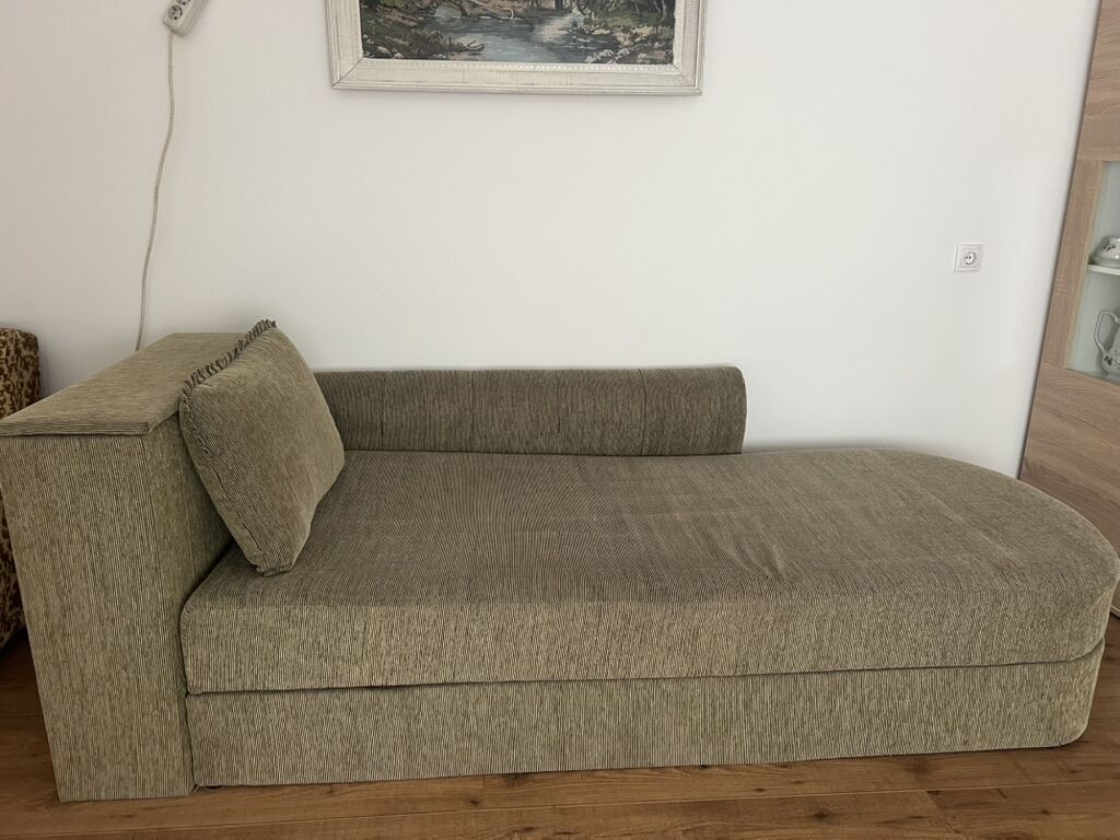 Zelena tapacirana ležaljka/sofa sa bočnim naslonom. - Dizajn