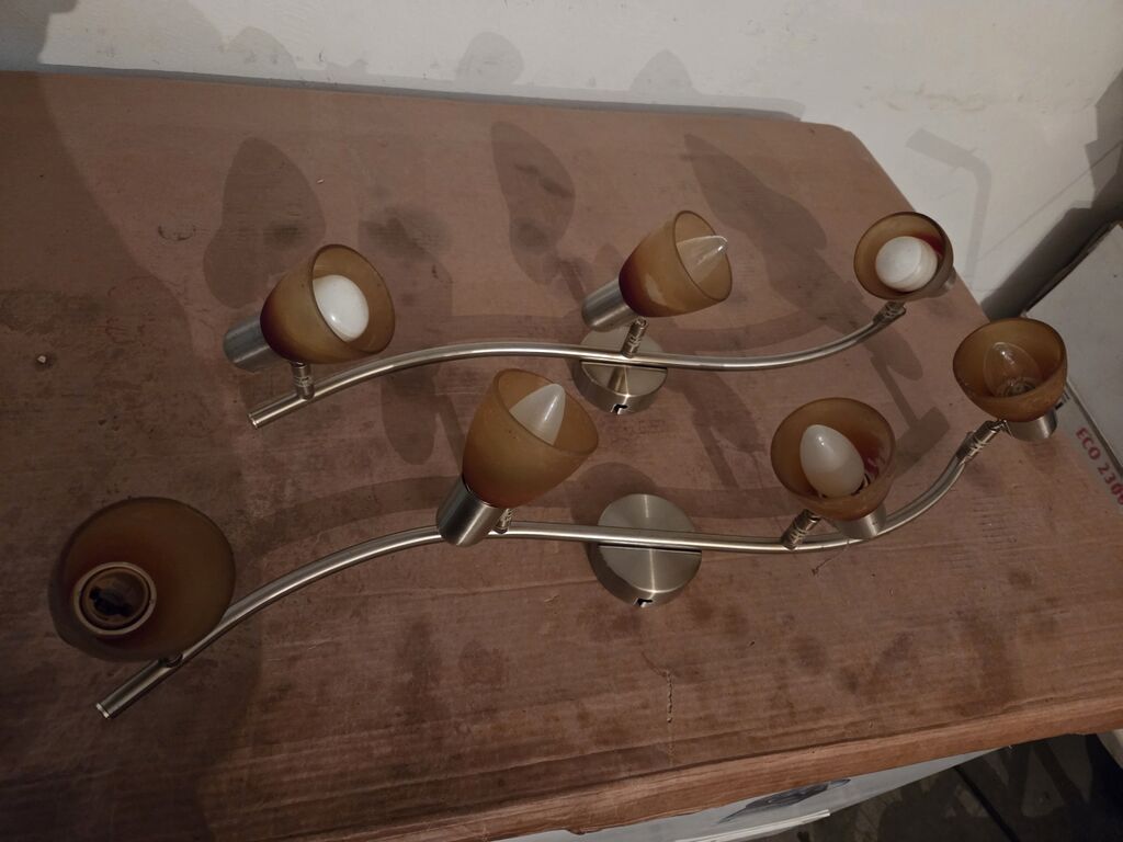 Lusteri 2komada u ispravnom stanju