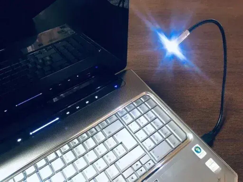 0585 LED lampa za laptop; Povezivanje na USB konektor; NOVO u