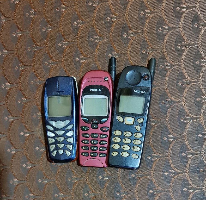 Lot starih Nokia mobilnih telefona (3 kom) - Modeli: Nokia 3510