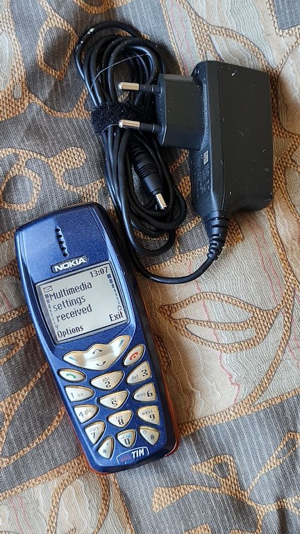 Nokia mobilni telefon (klasični/feature phone) sa punjačem - Model