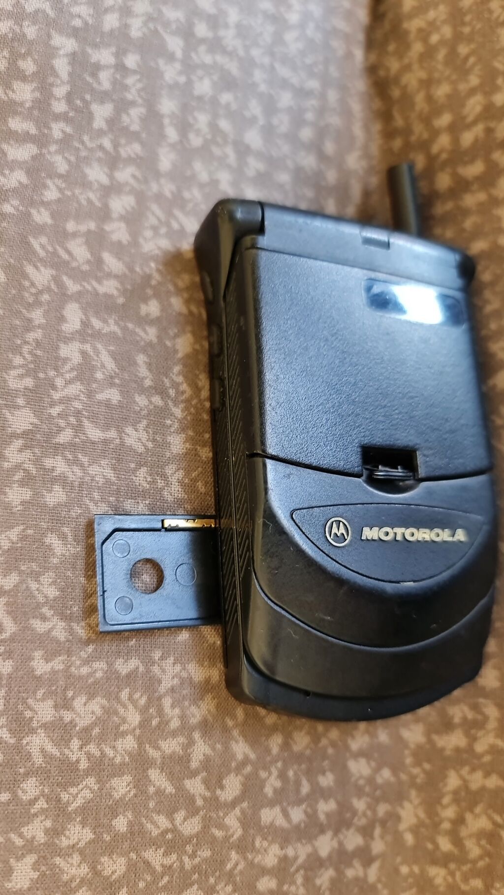 Motorola preklopni mobilni telefon sa eksternom antenom - Klasičan