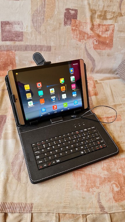 Tablet sa futrolom i žičanom tastaturom - Android tablet dijagonale