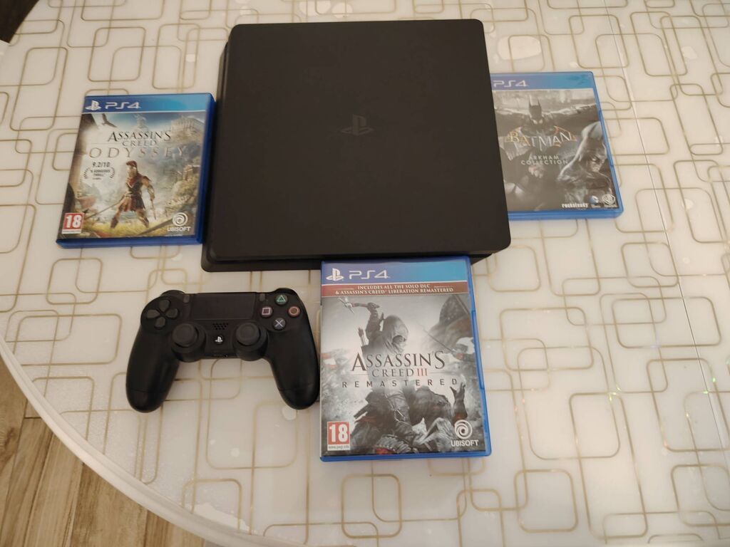 PS4 + 10 IGRICA PS4, ocuvan + contoler uz 10 igrica: -Batman return