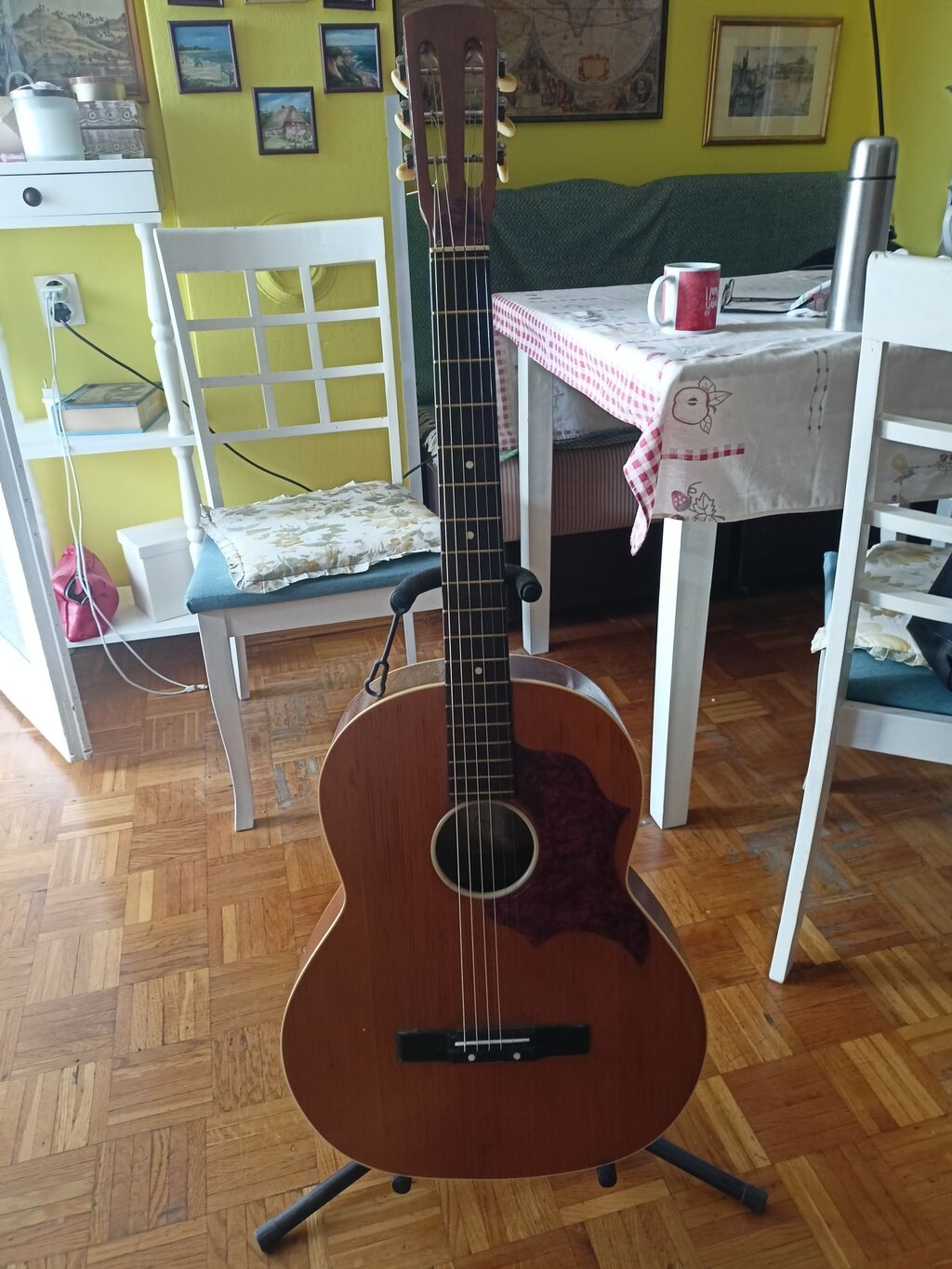 Akustična gitara sa klasičnom glavom i otvorima, čelične žice. -