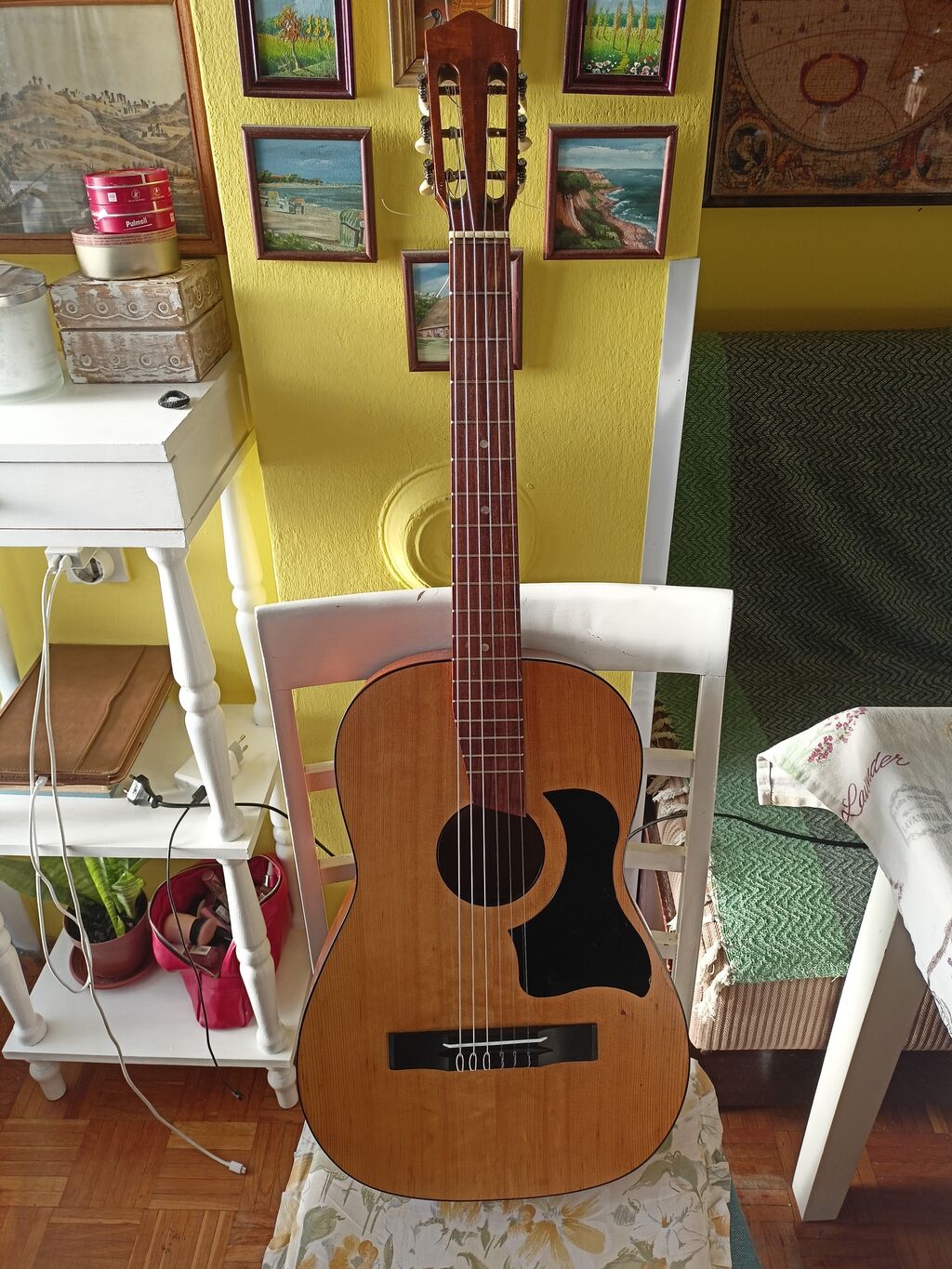 Akustična/klasična gitara sa plastičnim žicama - Telo: manji