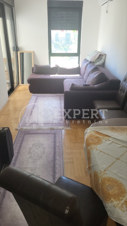 Izdaje se jednoiposoban stan u novoj zgradi kod Doma zdravlja, 42m2