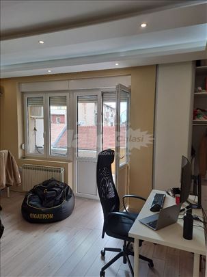 Izdaje se poslovni prostor, Obrenoviceva, 72m2