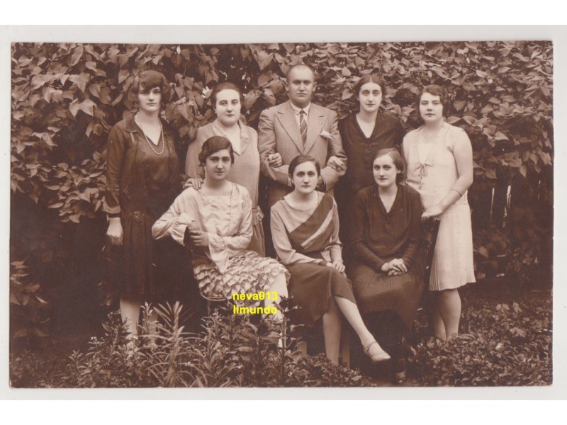 Stara FOTOGRAFIJA grupa ljudi u parku